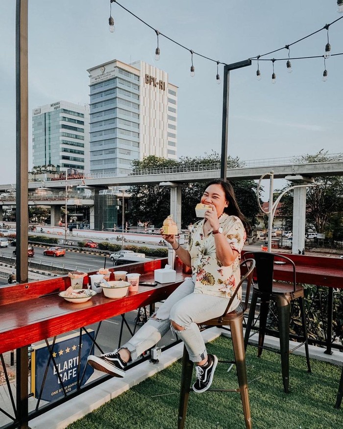 Momen Bahagia Mumuk Gomez dan Sang Kekasih Saat Ngopi dan Makan Roti