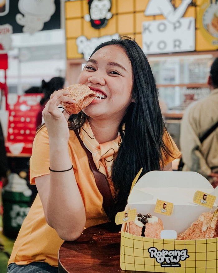 Momen Bahagia Mumuk Gomez dan Sang Kekasih Saat Ngopi dan Makan Roti