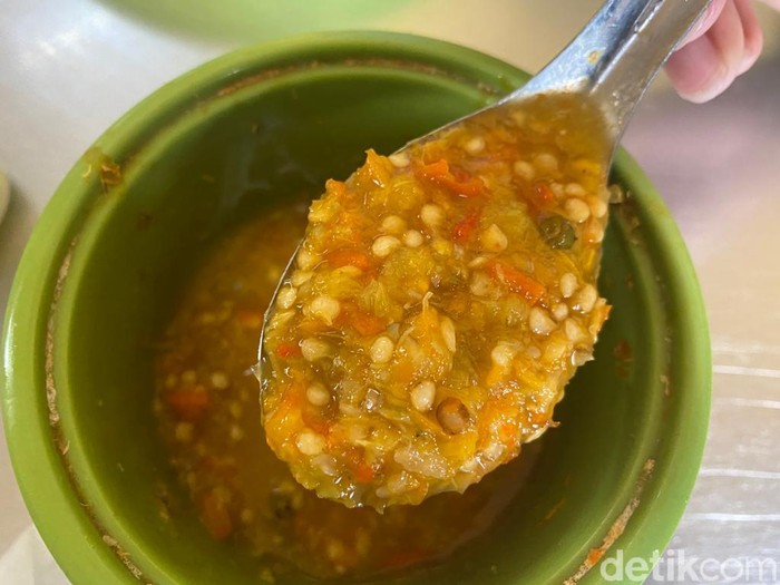 Slurpp! Segarnya Soto Ayam Khas Semarang Pak Man yang Berkuah Bening