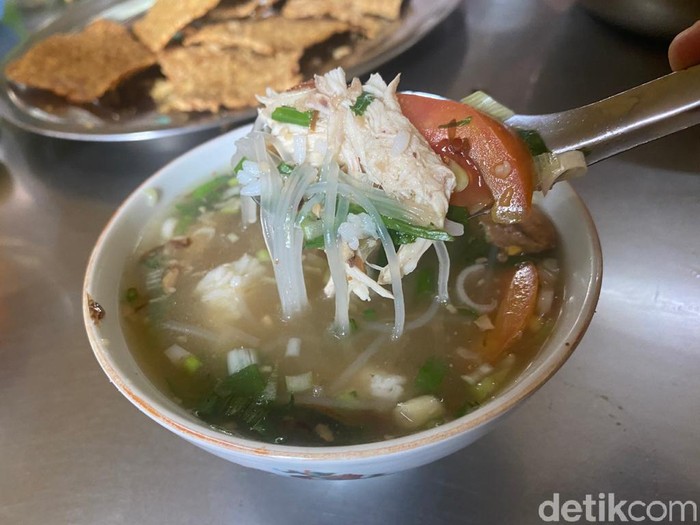 Slurpp! Segarnya Soto Ayam Khas Semarang Pak Man yang Berkuah Bening