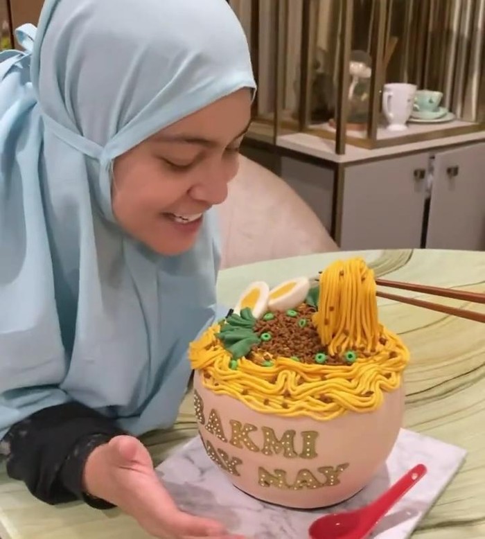 10 Gaya Keren Astrid Kuya Saat Asyik Kulineran