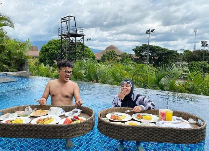 10 Gaya Keren Astrid Kuya Saat Asyik Kulineran