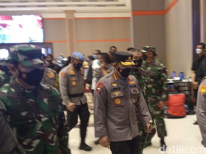Tinjau Vaksinasi Massal di Bandung, Panglima TNI-Kapolri Ingatkan Prokes Tinjau Vaksinasi Massal di Bandung, Panglima TNI-Kapolri Ingatkan Prokes
