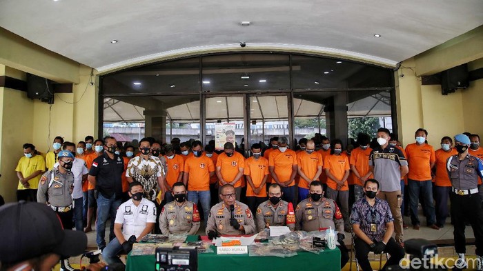 Penangkapan Massal Preman Usai Jokowi Telepon Kapolri Penangkapan Massal Preman Usai Jokowi Telepon Kapolri