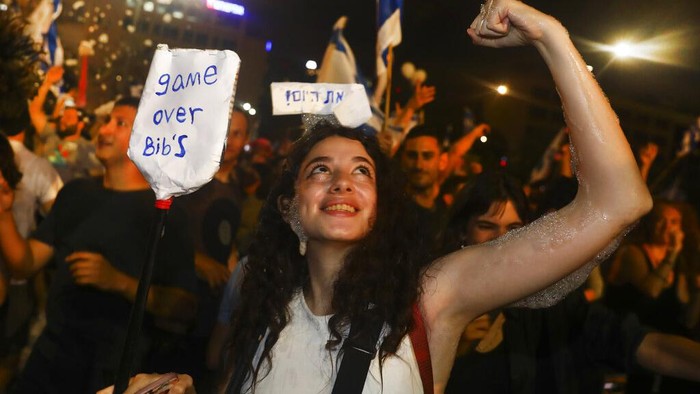 Rayakan Lengsernya Benjamin Netanyahu, Warga Israel Asyik Main Busa Rayakan Lengsernya Benjamin Netanyahu, Warga Israel Asyik Main Busa