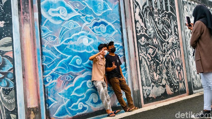 Mural Motif Batik Percantik Jalan Mayang Kota Tangerang