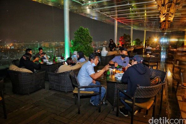 Dinner di Jembatan Kaca The 18th Restaurant and Lounge
