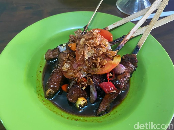 Sate Pertok Jadi Langganan Artis, Dagingnya Empuk dan Tebal!