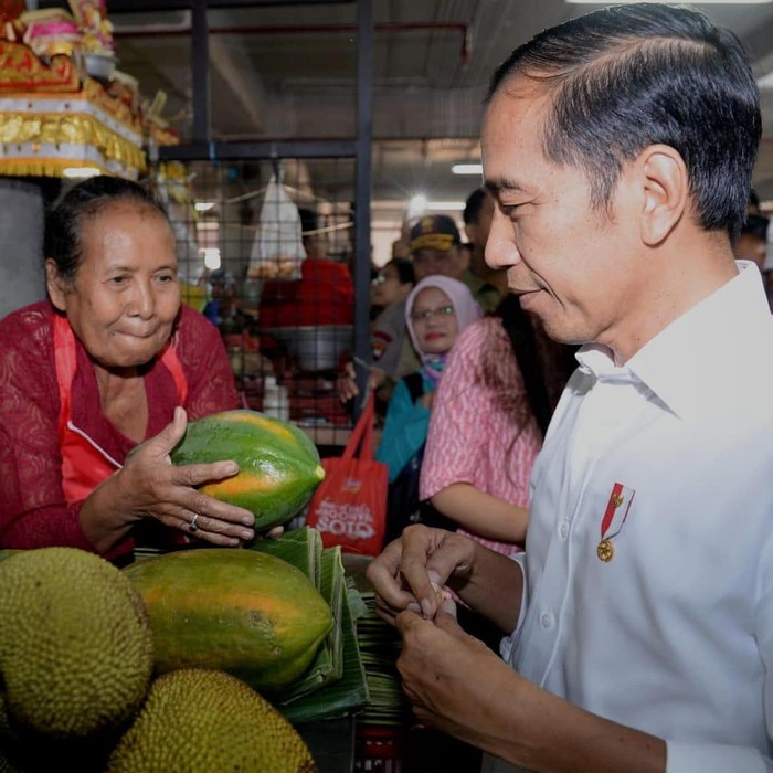 Hari Ulang Tahun Jokowi, Intip Momen Blusukannya Belanja Buah di Pasar