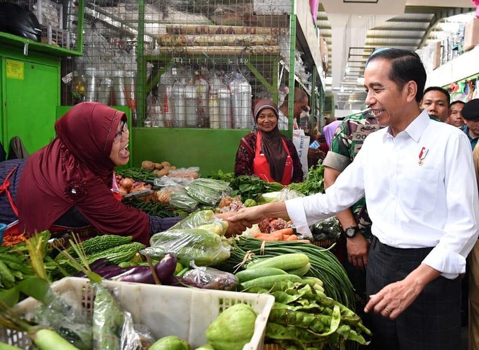 Hari Ulang Tahun Jokowi, Intip Momen Blusukannya Belanja Buah di Pasar