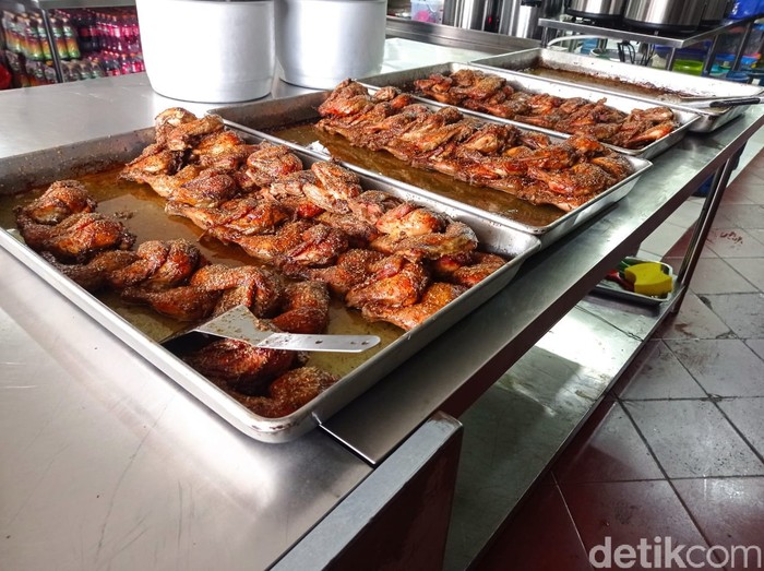 Harumnya Nasi Kebuli dengan Topping Ayam dan Kambing Khas Yordania