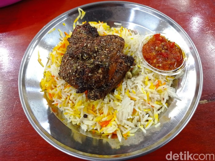 Harumnya Nasi Kebuli dengan Topping Ayam dan Kambing Khas Yordania