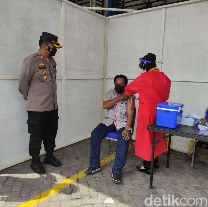 Pemohon SIM di Sidoarjo Dapat Vaksinasi COVID-19 Pemohon SIM di Sidoarjo Dapat Vaksinasi COVID-19