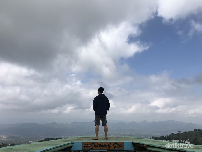 Menikmati Udara Segar di Sukageuri View