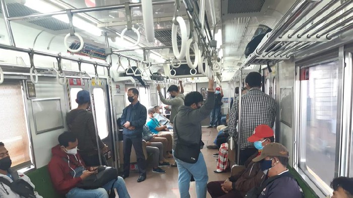 Masih Rame. Potret KRL di Hari Pertama Kerja Masa PPKM Darurat