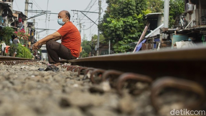 Melihat Warga Jakarta Berjemur di Bantaran Rel Kereta Api