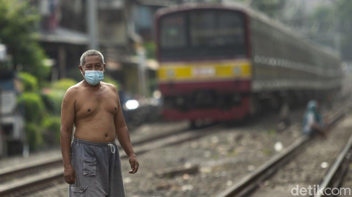 Melihat Warga Jakarta Berjemur di Bantaran Rel Kereta Api