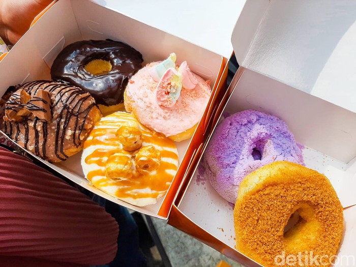 Donat Topping Marshmallow dan Popcorn yang Lagi Viral di Bandung