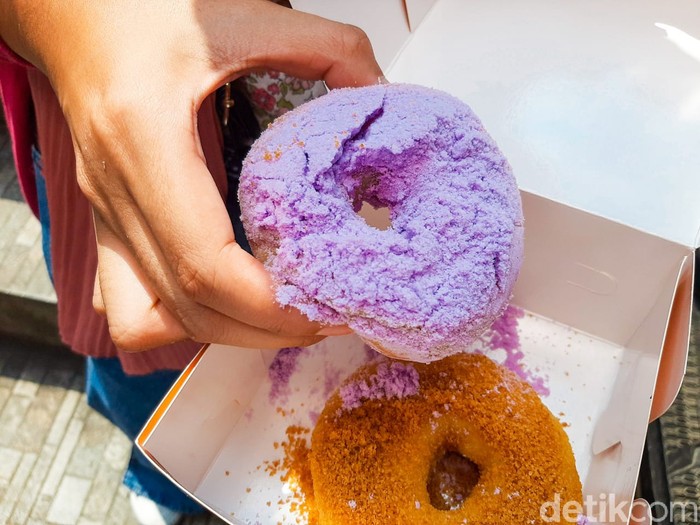 Donat Topping Marshmallow dan Popcorn yang Lagi Viral di Bandung