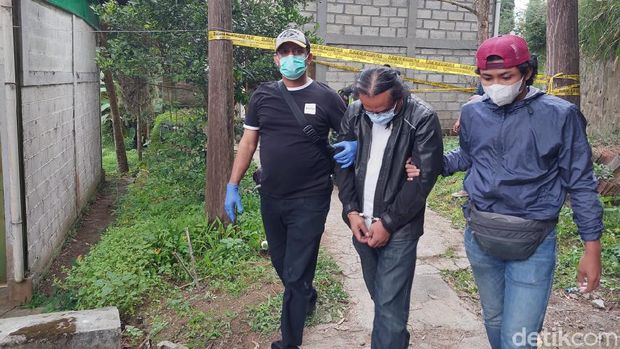Polda Jabar Gerebek Gudang Produksi Obat Ilegal di Bandung Barat Polda Jabar Gerebek Gudang Produksi Obat Ilegal di Bandung Barat