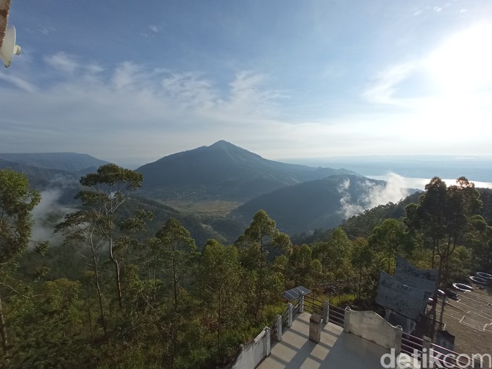 Potret Megah Danau Toba di Pagi Hari