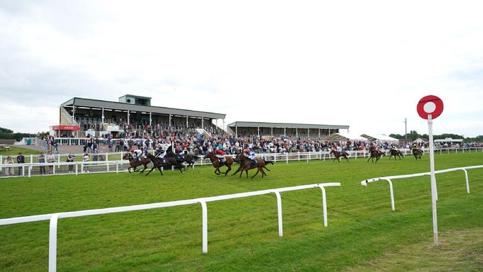 Melihat Serunya Balap Kuda di Great Yarmouth, Inggris