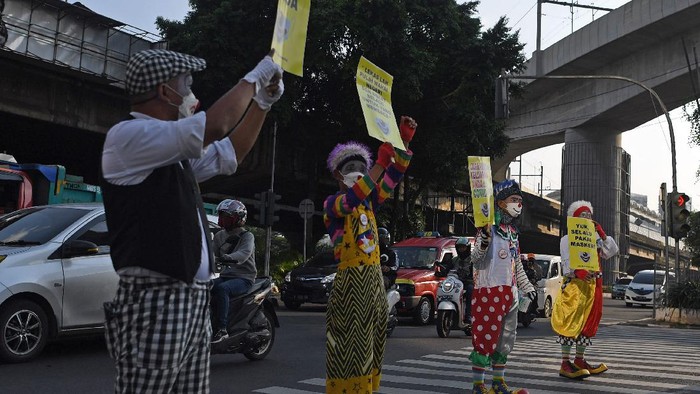 Saat Badut Ajak Warga di Jakarta Pakai Masker