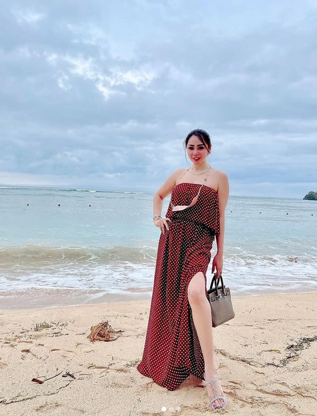 Foto: 8 Penampilan Seksi Femmy Permatasari di Usia 47, Bantah Implan Payudara