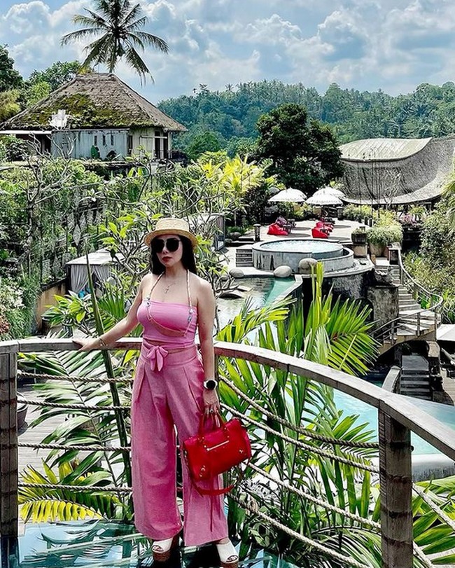 Foto: 8 Penampilan Seksi Femmy Permatasari di Usia 47, Bantah Implan Payudara