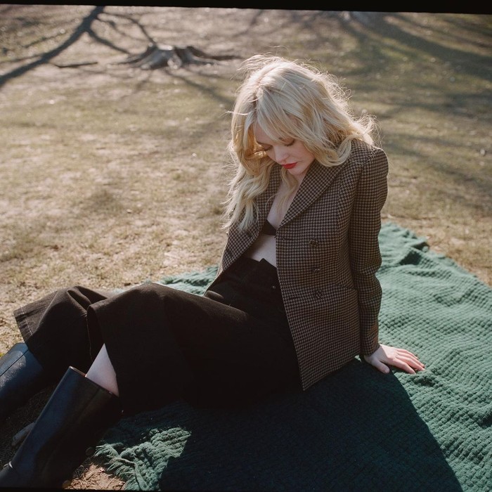 7 Potret Emily Lind, Pemeran Gossip Girl yang Pernah Jadi Korban Bully