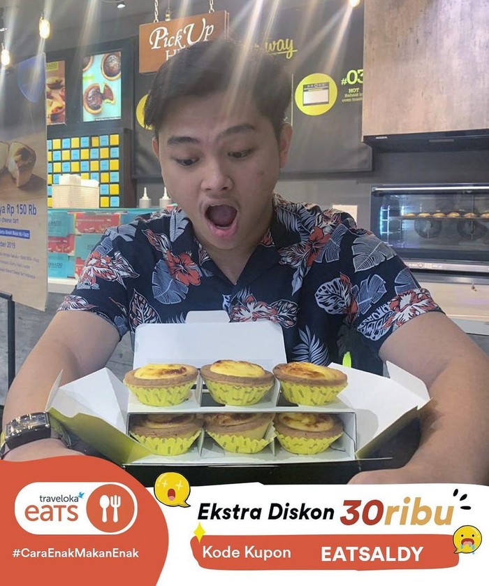 Pose Asyik Aldy Maldini Saat Makan Burger dan Ngopi Santai