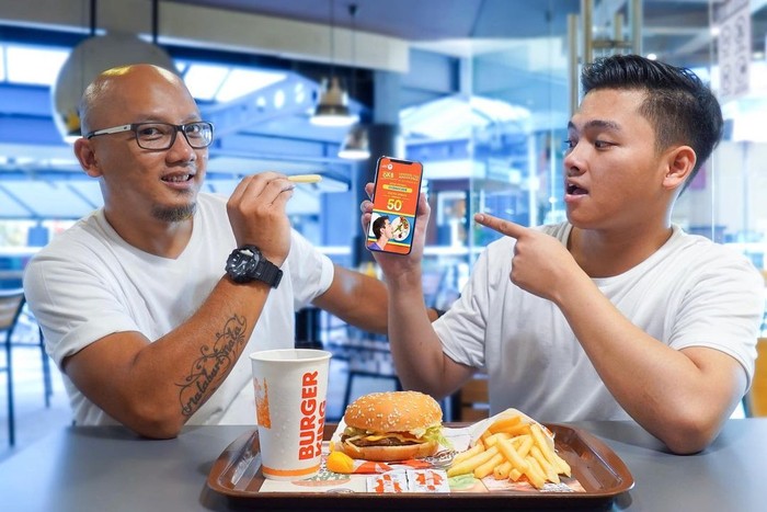Pose Asyik Aldy Maldini Saat Makan Burger dan Ngopi Santai