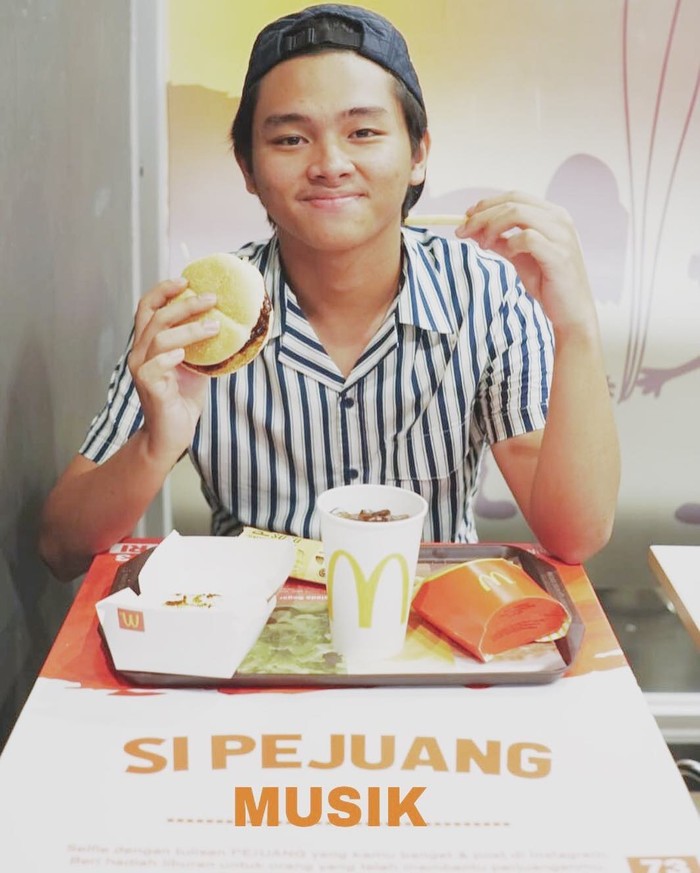 Pose Asyik Aldy Maldini Saat Makan Burger dan Ngopi Santai