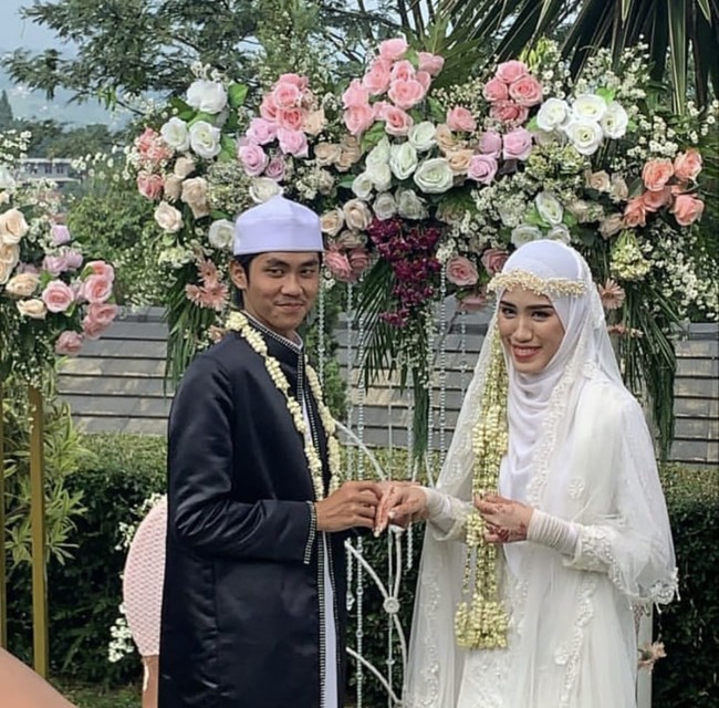 8 Foto Pernikahan Ustaz Youtuber, Viral Disuruh Salaman Malah Tak ... 8 Foto Pernikahan Ustaz Youtuber, Viral Disuruh Salaman Malah Tak ...