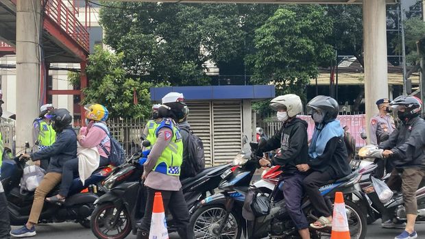 Lalin Lancar di Titik Penyekatan Mampang Jaksel Pagi Ini Lalin Lancar di Titik Penyekatan Mampang Jaksel Pagi Ini