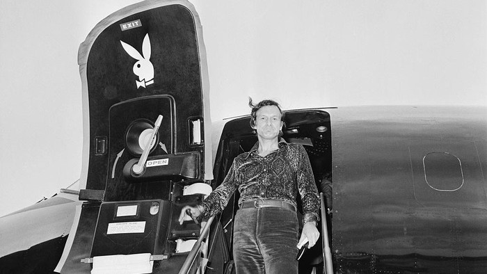 Intip Foto Jadul Pendiri Majalah Playboy Naik Jet 'Big Bunny'