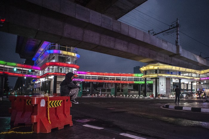 Warna-warni Skybridge MRT ASEAN-Halte Transjakarta CSW yang Dibanggakan ...
