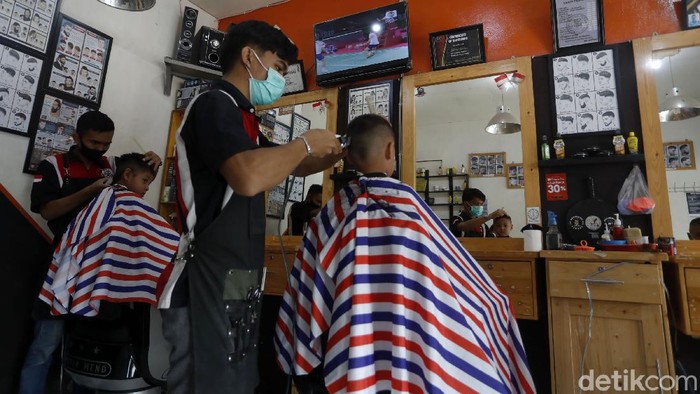 Suasana Potong Rambut di Barbershop Saat PKKM Level 4