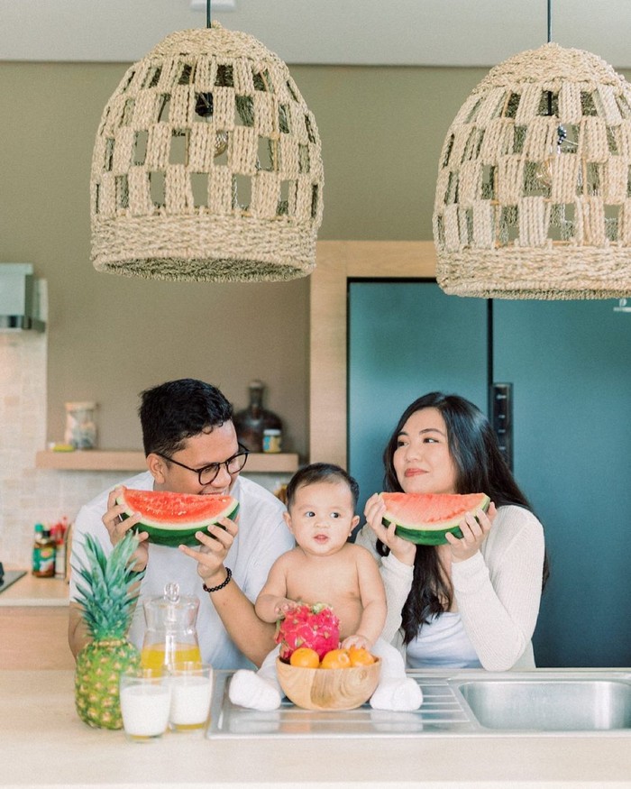Momen Arief Muhammad 'Ikoy-ikoyan' Makan Bareng Keluarga Kecilnya