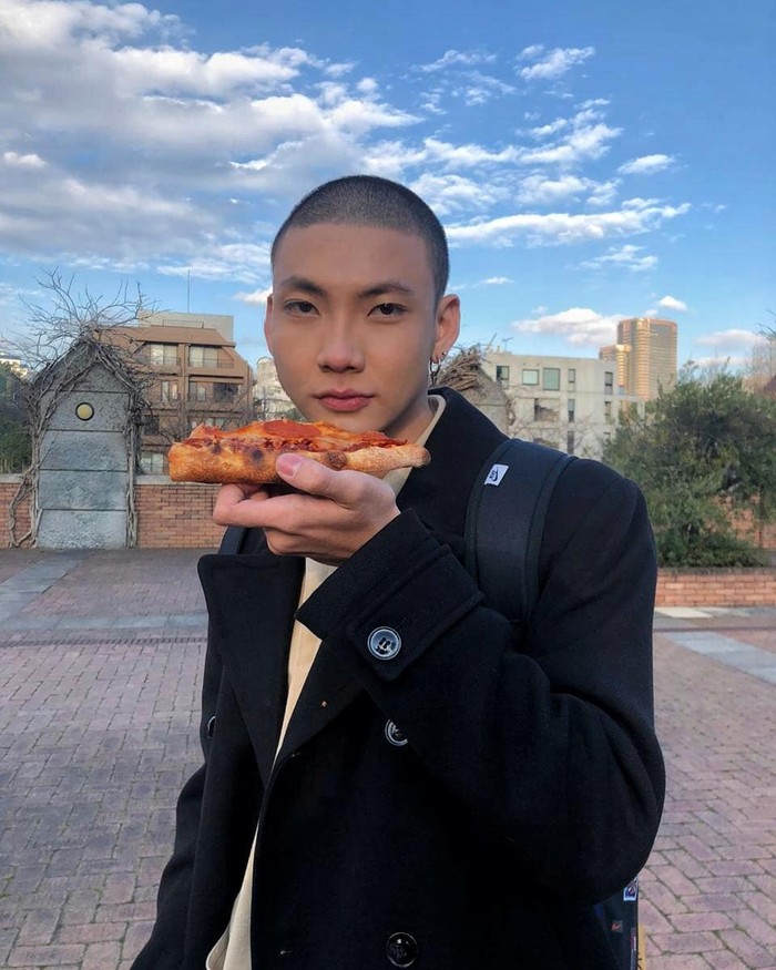 Gaya Keren Adam Rosadi, Pacar Baru Agnez Mo saat Jajan Pizza