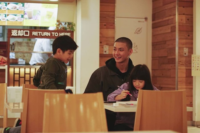 Gaya Keren Adam Rosadi, Pacar Baru Agnez Mo saat Jajan Pizza