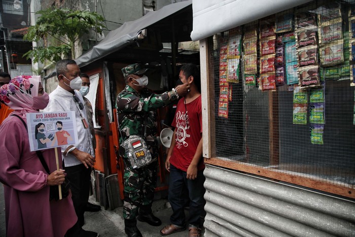 Pemasangan Stiker di Rumah Warga yang Telah Divaksin COVID-19