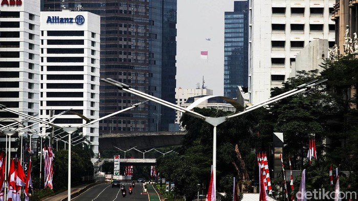 Helikopter Bawa Bendera Merah Putih Raksasa Keliling Jakarta, Ada Apa?