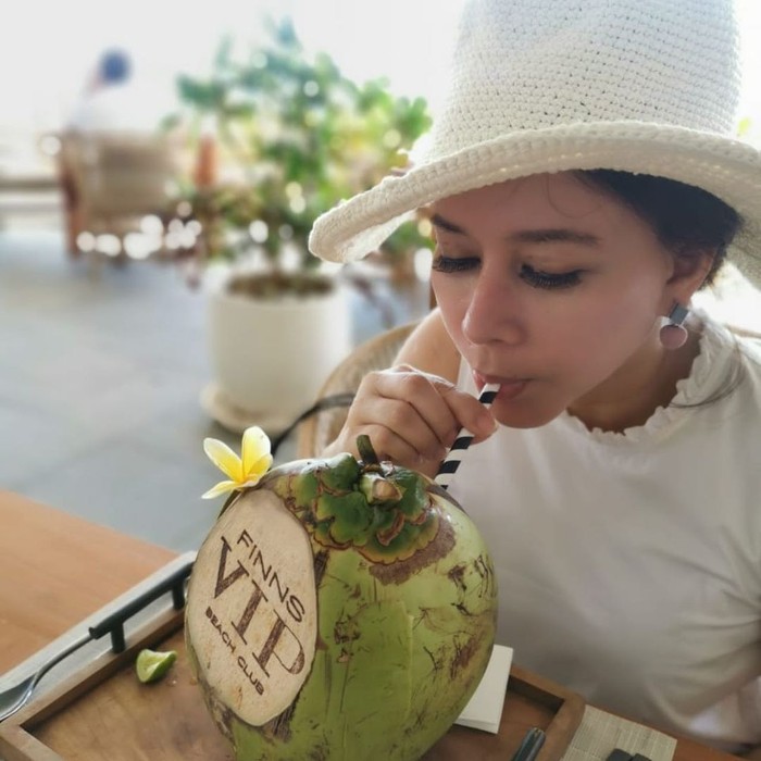 Gaya Cantik 3 Aspri Hotman Paris yang Doyan Ngopi dan Ngemil Donat