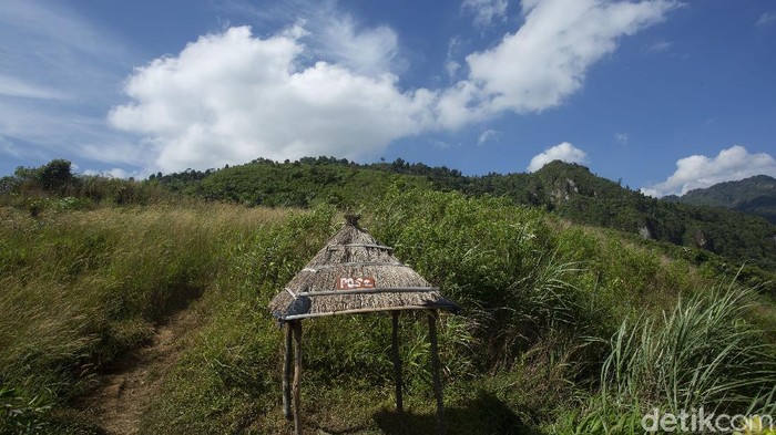 Serunya Mendaki Gunung Kuta yang Dekat Banget dari Jakarta