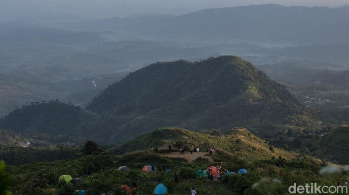 Serunya Mendaki Gunung Kuta yang Dekat Banget dari Jakarta