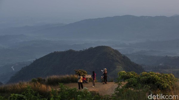 Serunya Mendaki Gunung Kuta yang Dekat Banget dari Jakarta