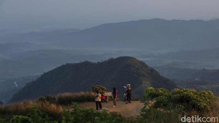Serunya Mendaki Gunung Kuta yang Dekat Banget dari Jakarta