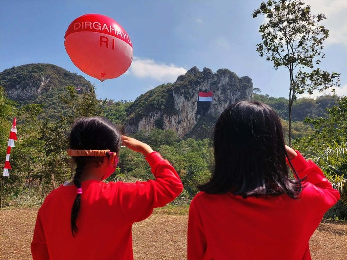 Memotret Merah Putih di Tebing Hawu