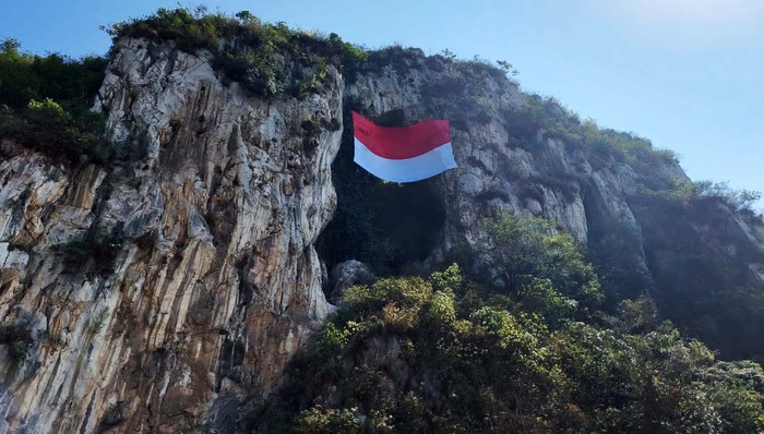 Memotret Merah Putih di Tebing Hawu